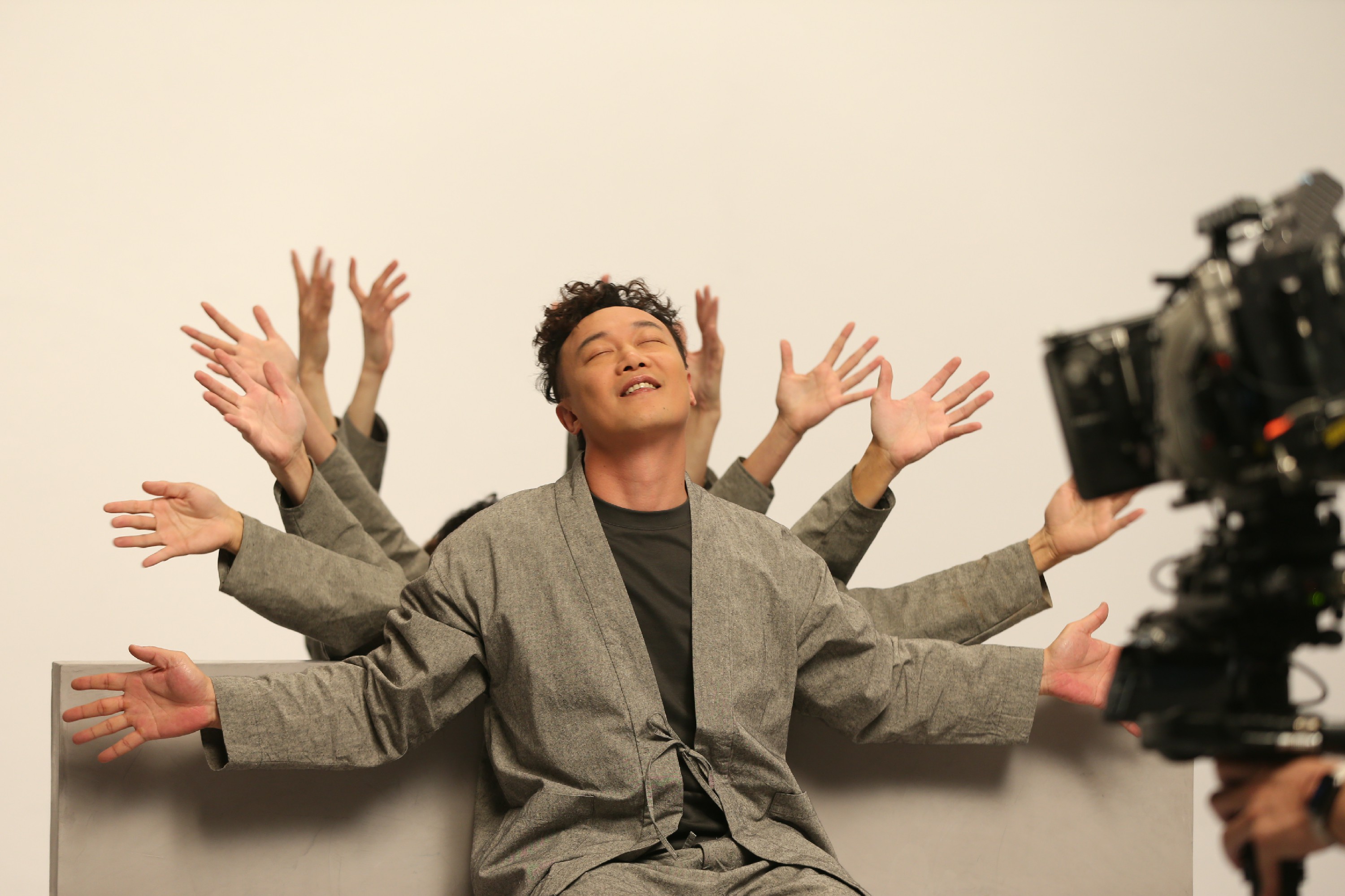 Eason陈奕迅全新歌曲《尘大师》面世 演唱会后闭关修炼酝酿新作 _见文_第一视频